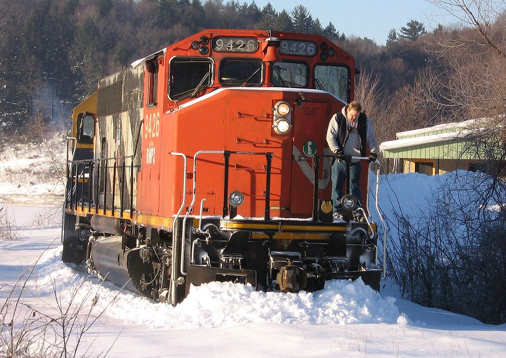 RMPX 9426 does snowplow duty on north leg of wye